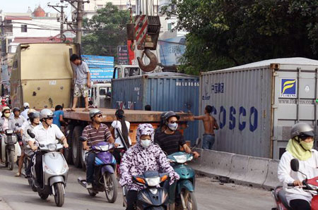 Hà Nội: Xe rơ-moóc lật nghiêng giữa đường, ùn tắc kéo dài - Báo Thái ...