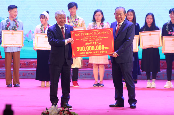 Tuyên dương 145 học sinh, sinh viên, thanh niên dân tộc thiểu số xuất ...