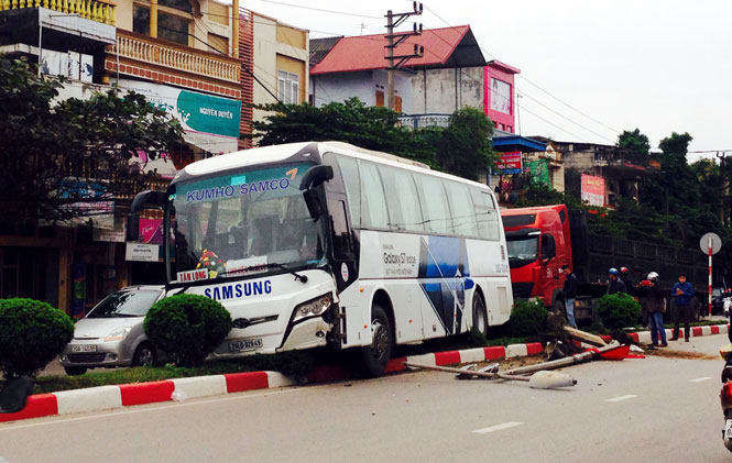 Xe chở công nhân Samsung - nỗi ám ảnh với người đi đường - Báo Thái ...